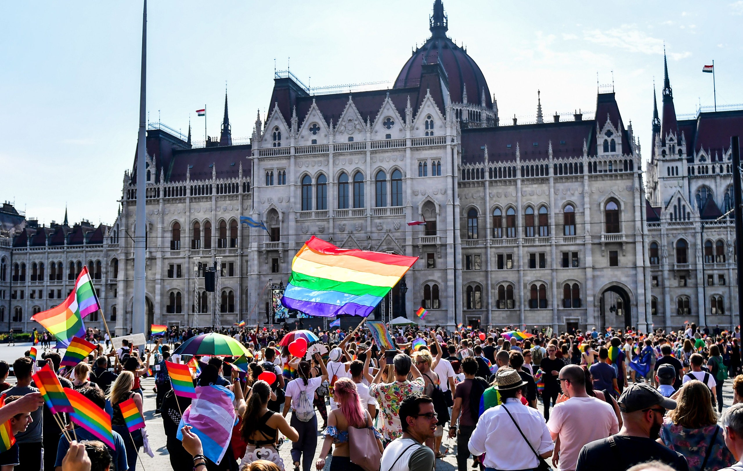 Hungaria ndalon çiftet queer të adoptojnë fëmijë – Dylberizm