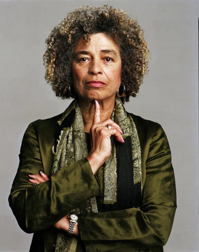 Historia e jetës së Angela Davis- mendimtarja radikale që u bë simbol ...